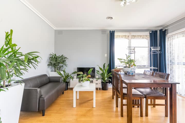 Spacious King Br In Equipped Unit Near Npk Station - Dandenong