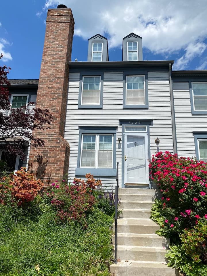Charming Townhome In A Welcoming Neighborhood - Silver Spring, MD