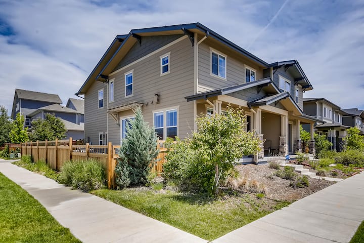 Spacious, Modern, 3 Levels Of Living Space, - Denver