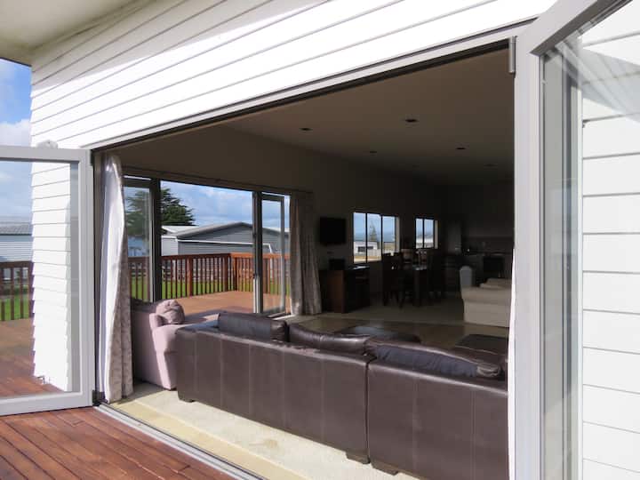 Spacious Beach Home Away From Home - Northland