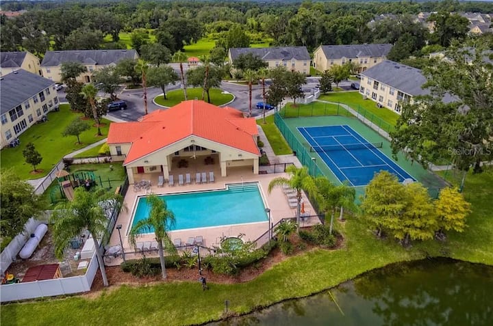 Beautiful Townhome Condo - Kissimmee