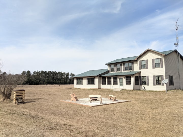 Woodland Retreat | 40 Acre 4br For Families & Dogs - ウィスコンシン州