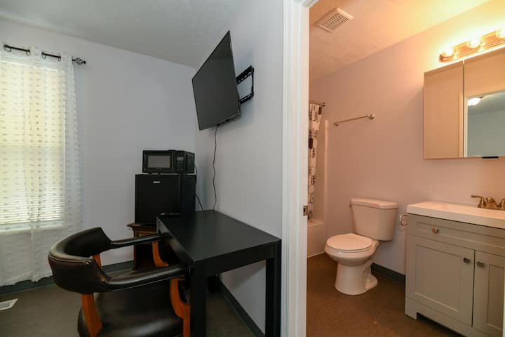 Studio Peckham Pointe 201 - Akron, OH
