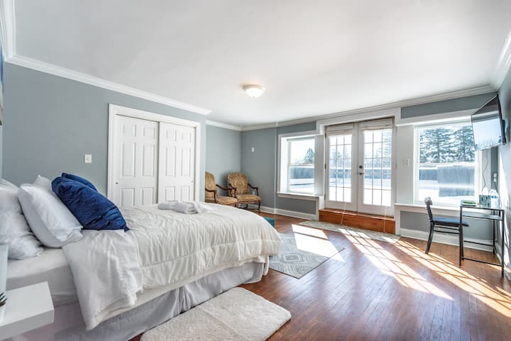 Sunny 2bd + 2ba Apt In Chestnut Hill W/deck - Conshohocken, PA