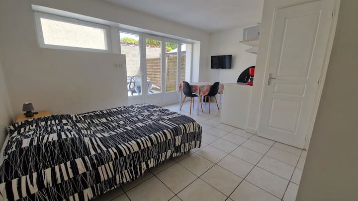 Meublé Avec Terrasse, Proche ÎLe De Ré - Île de Ré