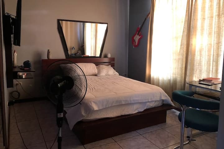 Casa De Verano Con Amplias Zonas Verdes. - Costa Rica