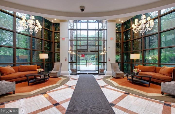 Luxury High-rise Condo In N. Betheda - Bethesda, MD