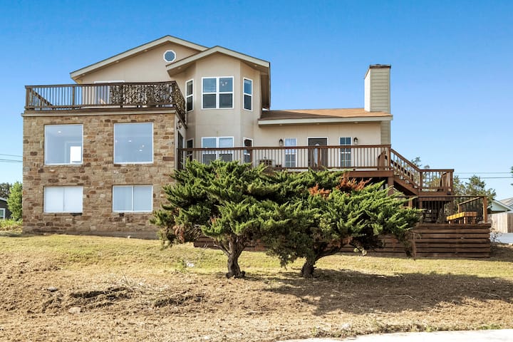 Large Lake Getaway W/ Early Check-in! Fun For All! - Canyon Lake, TX