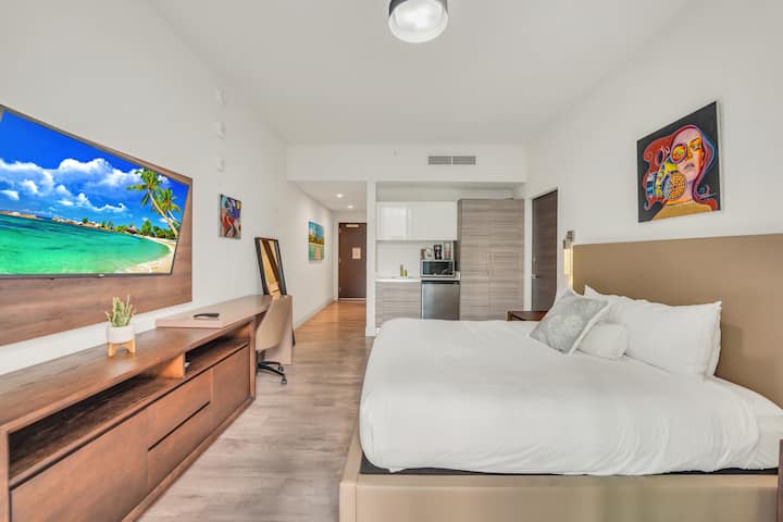 Costa Hollywood Beachfront Resort|skypool& Hot Tub - Hollywood, FL