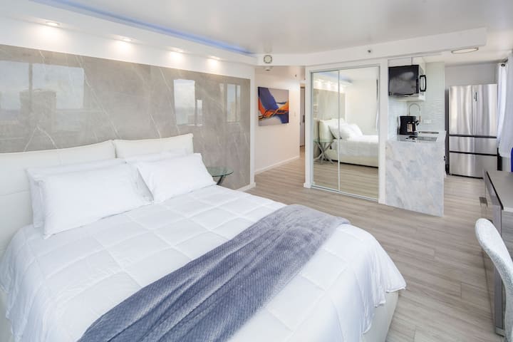 Ocean View Corner Modern Studio W/ Full Kitchen - Honolulu
