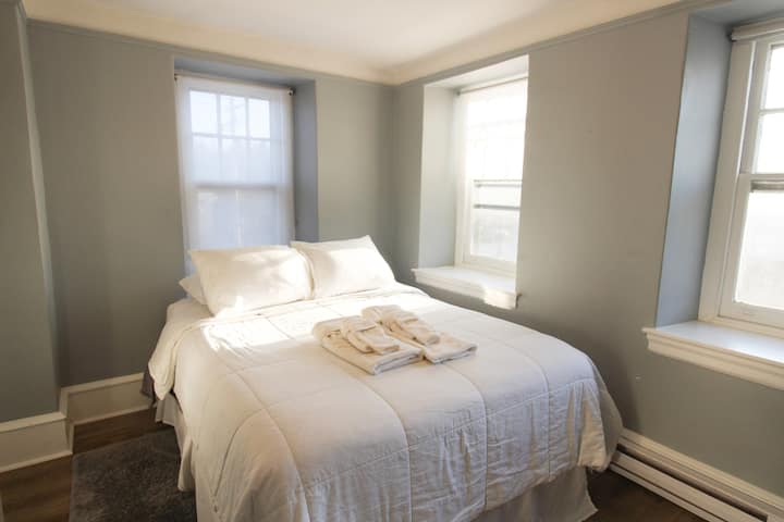 Chestnut Hill - 2nd Fl. Apt #6 W/kitchen & Parking - Ardmore, PA