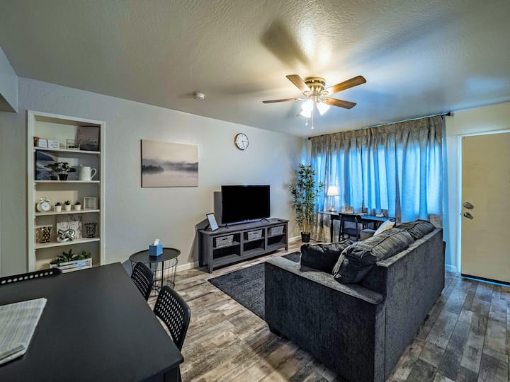 Luxe 2b Home In Carmichael | Pool | Work Desk! - Sacramento, CA