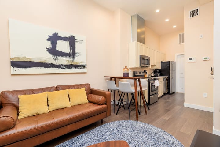 Downtown Loft | Walk Anywhere | Ideal For Nurses! - Boston Logan Airport (BOS)