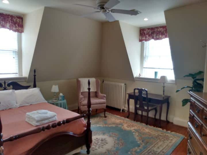 The Chrysler House: Large Suite W/ Full Bed, Desk - Chesapeake, VA