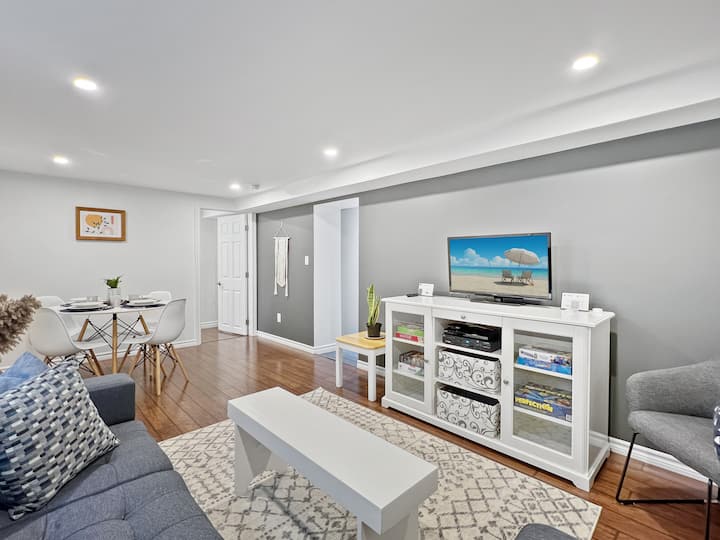 Modern 2 Bed & Spa Bath Near Downtown - Kitchener, ON, Canada