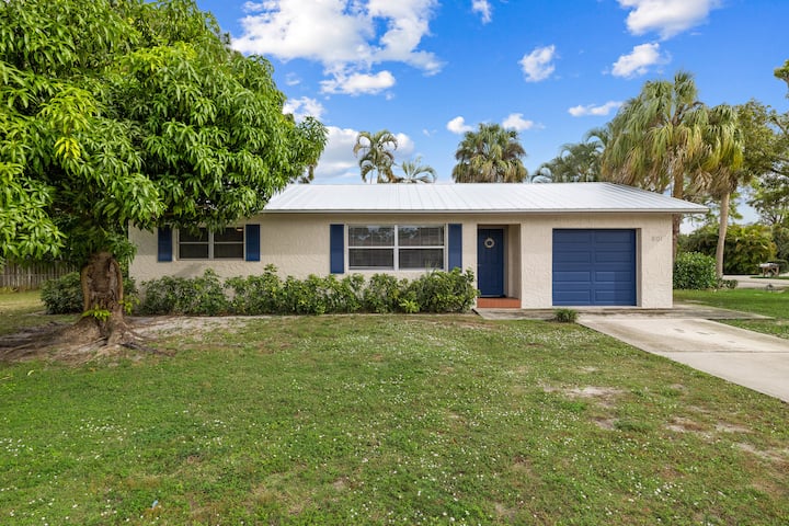 Seashell Beach House, Bike 2 Beach/dining/shopping - Naples Park, FL