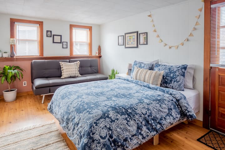 Bohemian Compound | Hot Tub | Restaurants + Shops - Burlington, VT