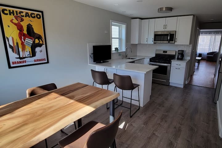 Lovely Top Floor Apt In Logan Sq - Chicago, IL
