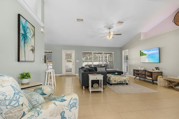 Sunny, Private, 4 Bedroom, Palm Tree Paradise- - Cape Coral, FL
