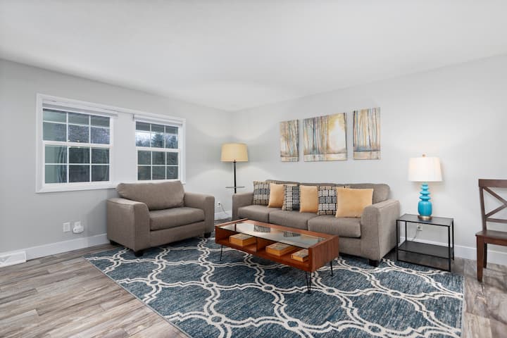 Swanky - 3 Bed - 2 Bath - Sleeps Up To 8 - Grandville, MI