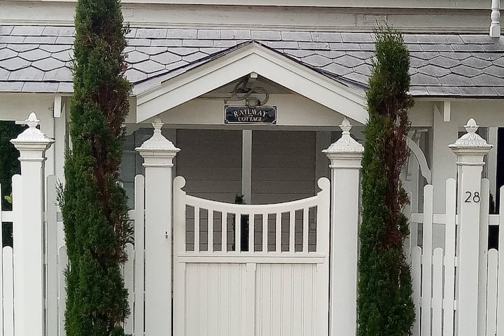 Railway Cottage Beach Port - Train Drivers Suite - Southend