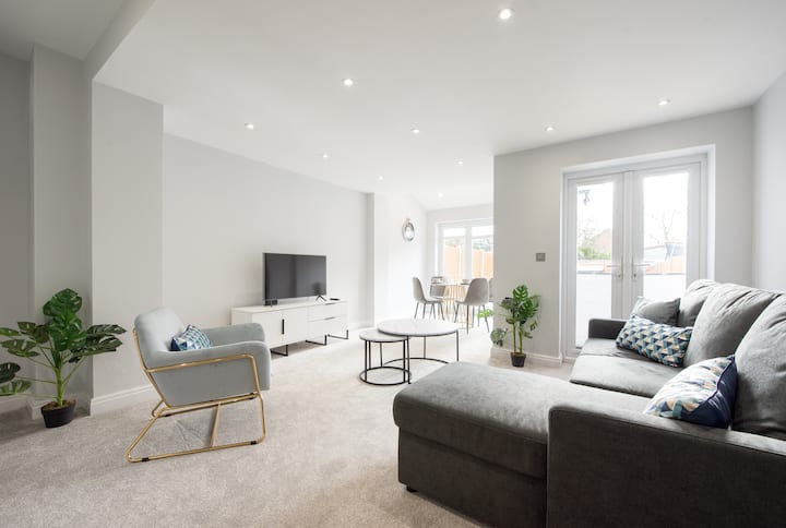 Parking Space, Doors Onto Garden-pet Friendly - Brentwood