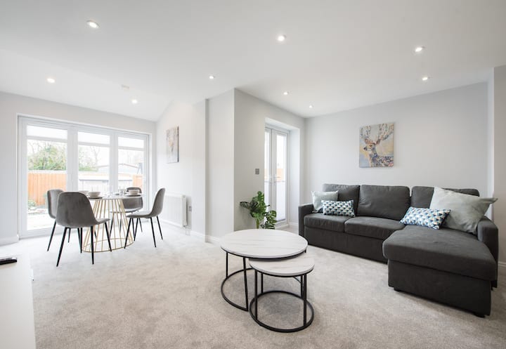 Parking Space, Doors Onto Garden-pet Friendly - Romford