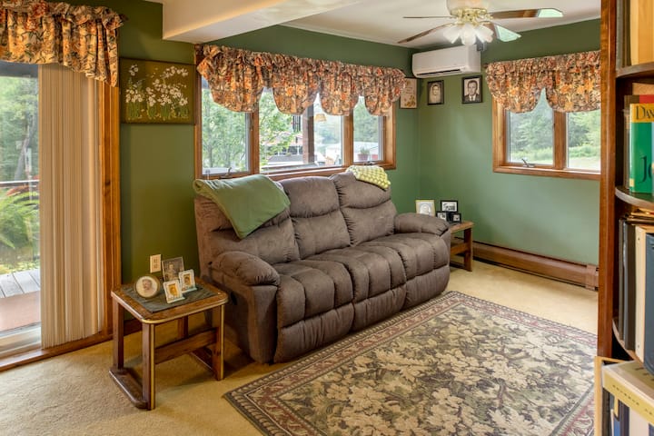 Phil Curran's Room @ Camp Ac Bnb - Montrose, PA