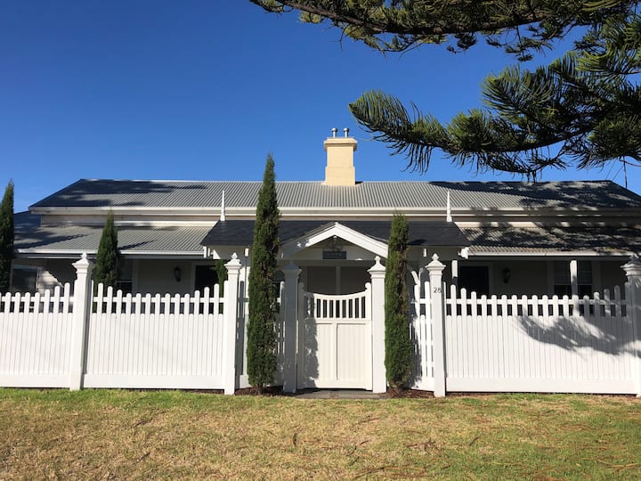 Railway Cottage Beach Port- Entire Residence - Southend