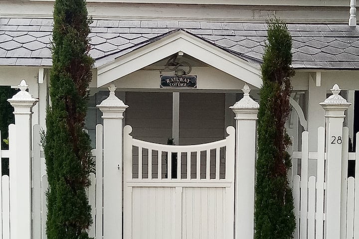 Railway Cottage Beach Port - Station Masters Suite - Southend