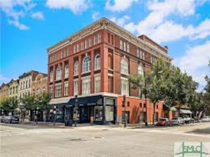 Amazing City Condo With Parking!! Perfect Location - Savannah, GA