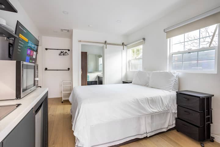 Cozy Studio, Separate Entrance Minutes To Beaches - Swinger, Tarzana