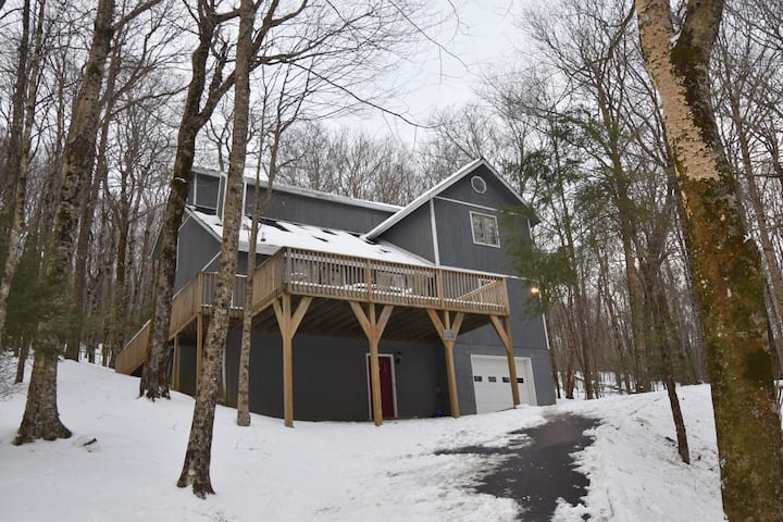 Large Home Mins To Resort, Game-room, & Fireplace! - Beech Mountain, NC