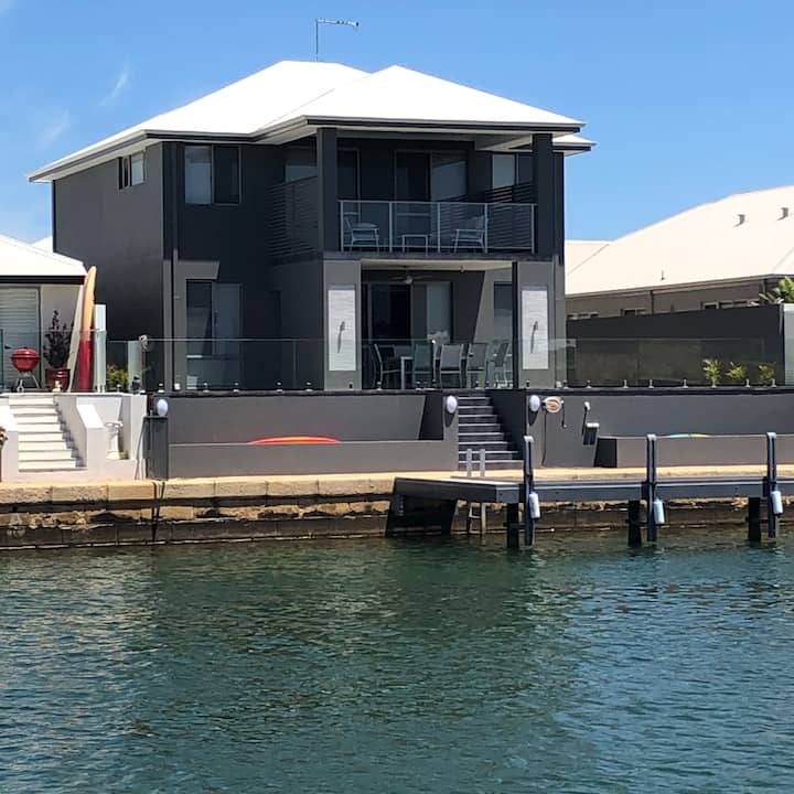Luxury 2 Story Canal Paradise With Private Jetty - Mandurah