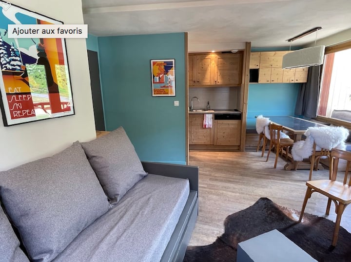 Skis Aux Pieds
Balcon Ensoleillé
Vue Sapins/pistes - La Tania