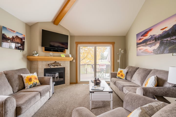 Charming Home With View Of Pond And 9th Green! - Redmond, OR