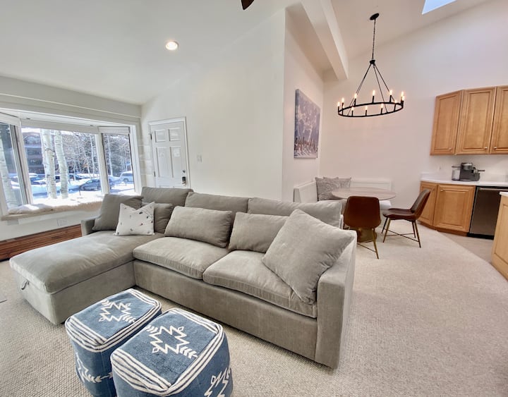 Vail Village 2bd + Loft + 2 Reserved Parking - Vail, CO