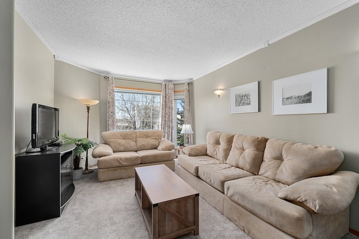 Adorable 3 Bed/2 Bath Guest House With Patio/yard - Airdrie