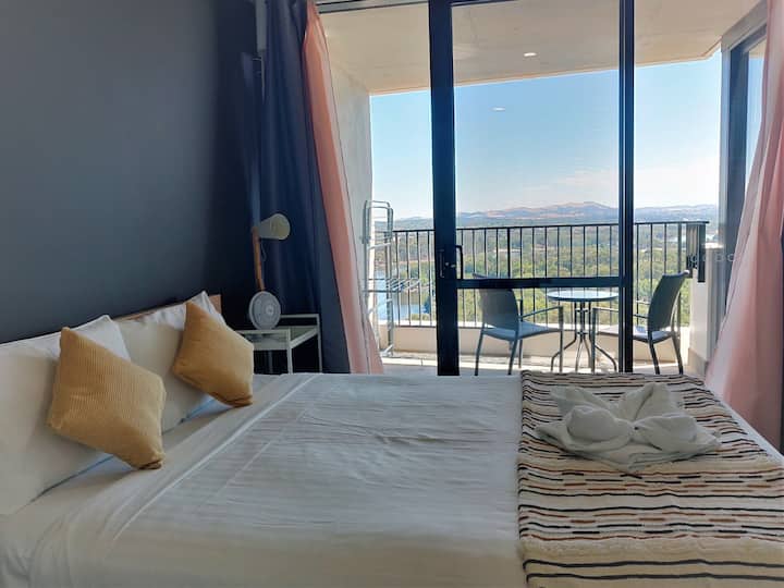 Luxurious Apt With Serene Lake Views - Canberra