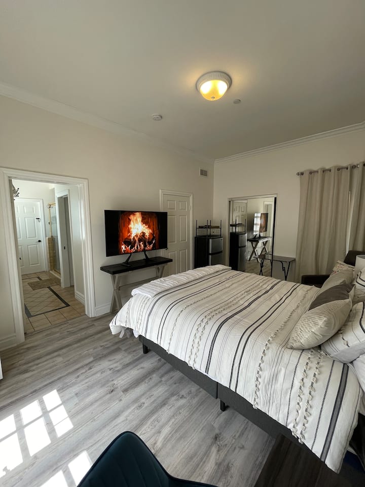 Private Entry Room / Self Check-in - Camarillo, CA