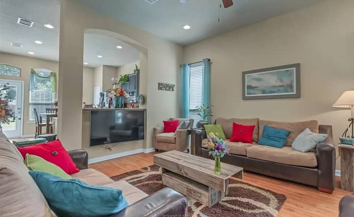 Quiet, Clean, Comfortable Aggieland Home - College Station, TX