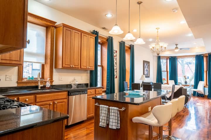Full 2-floor Apt In Chgo, 9 Bed + Private Parking - Chicago, IL