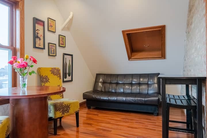 Full 2-floor Apt In Chgo, 9 Bed + Private Parking - Chicago, IL