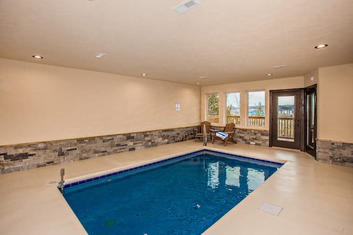Romantic 1br Cabin-indoor Pool, Hot Tub + More! - Pigeon Forge, TN