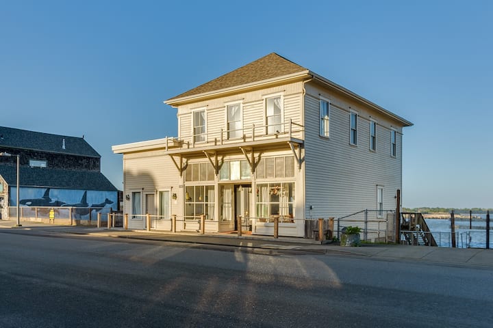 Bandon Historic River House - Bandon, OR