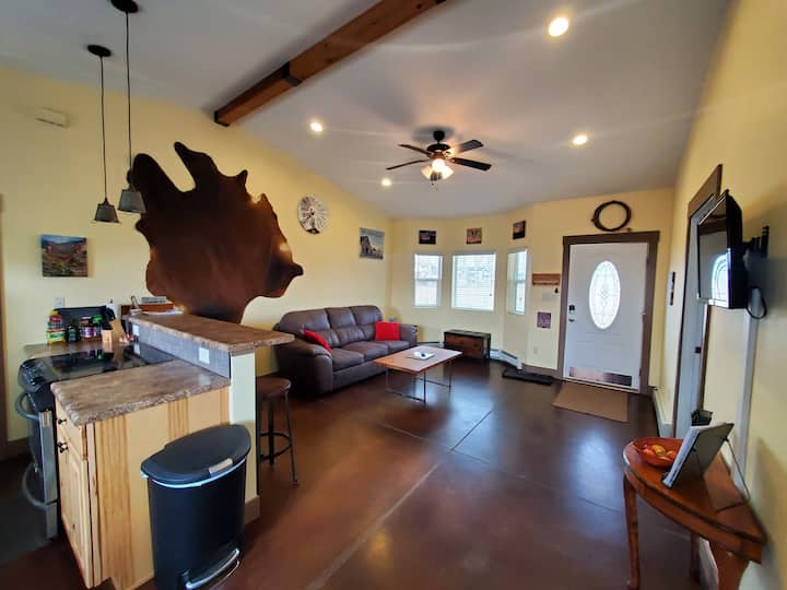 Come, Relax On The Farm @ Tres Chivos Farmhouse! - Grand Junction, CO