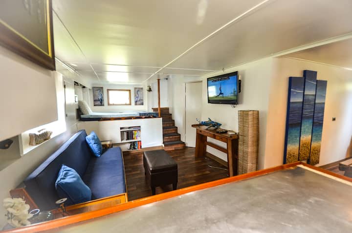 Queen Malesso Houseboat - Guam