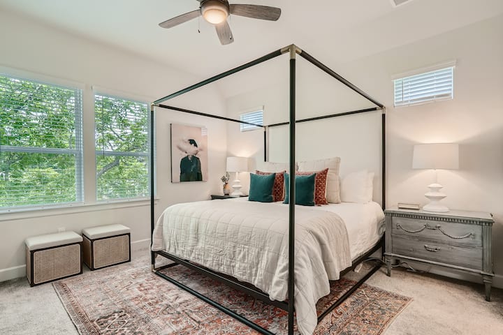 East Austin Gem: Modern, Pet-friendly & Central - Austin, TX
