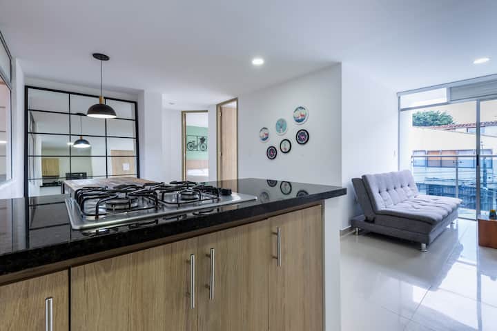 Modern 3br Apt  Balcony  Parking  Near Laureles - Medellín