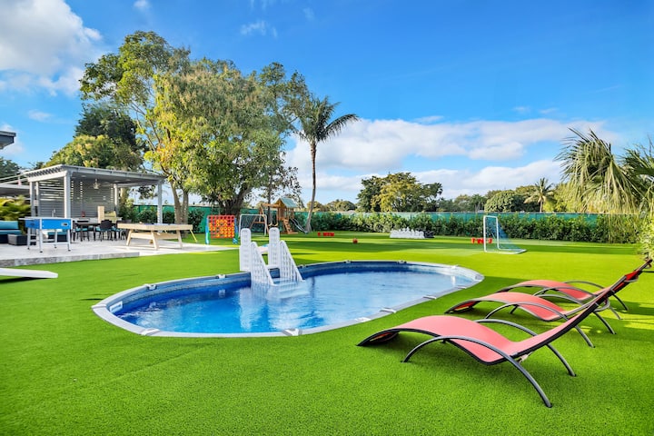 Entertainment Oasis: Your Dream Vacation Awaits! - Miramar, FL